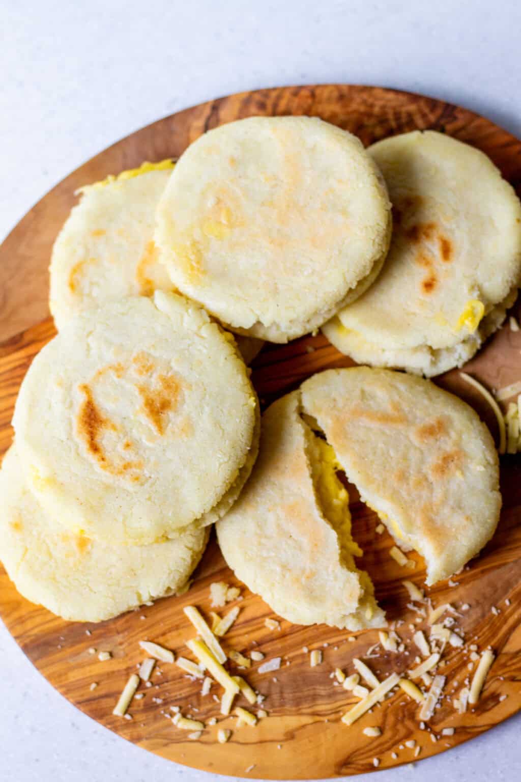 Vegan Arepa con Queso (Venezuelan Arepa with dairy-free Cheese) - Very ...